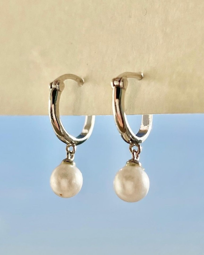 HUGGIE PEARL earrings - accessoryaddicted